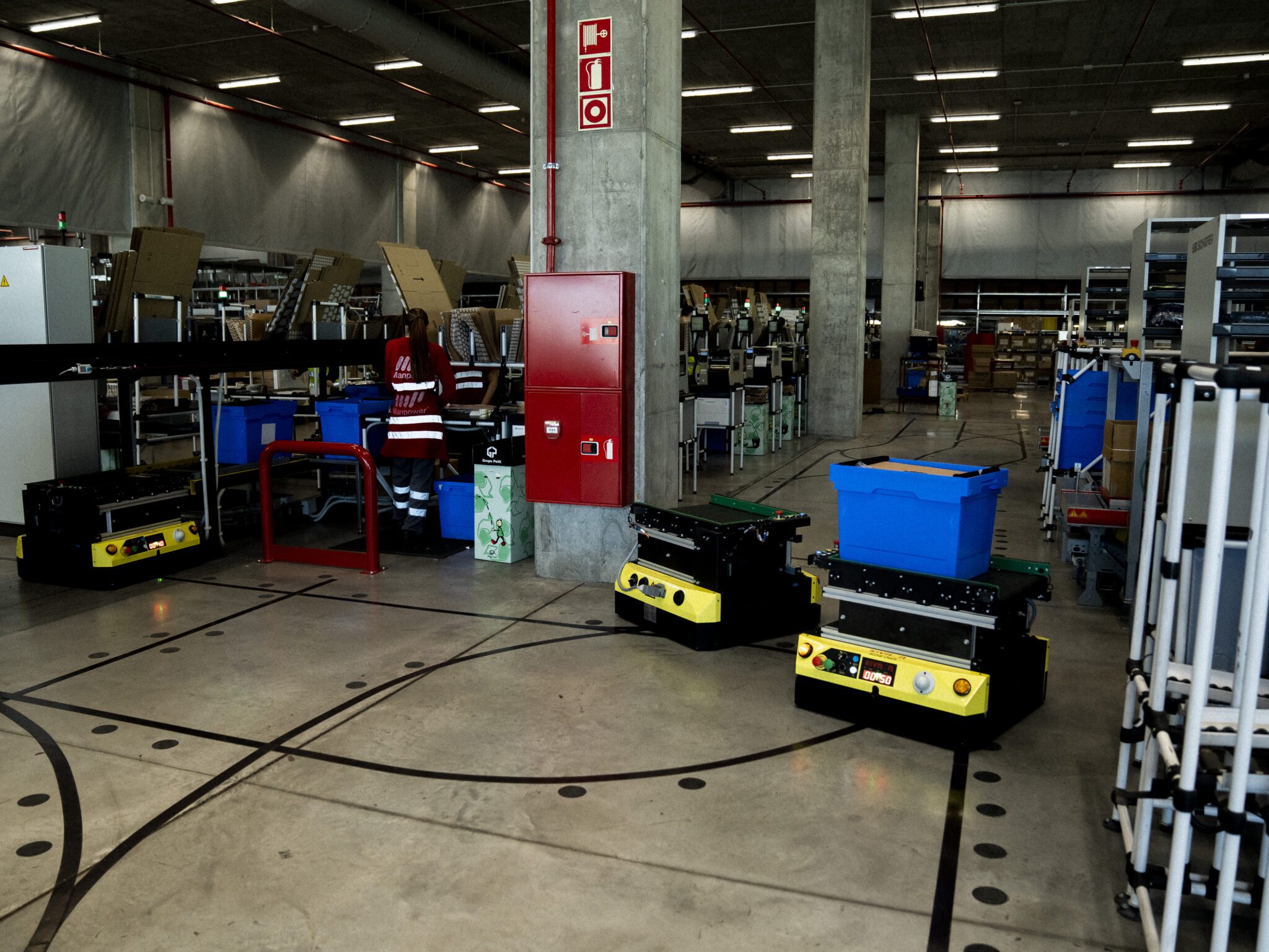 Automated guided vehicles (AGVs/AMRs) | Kivnon